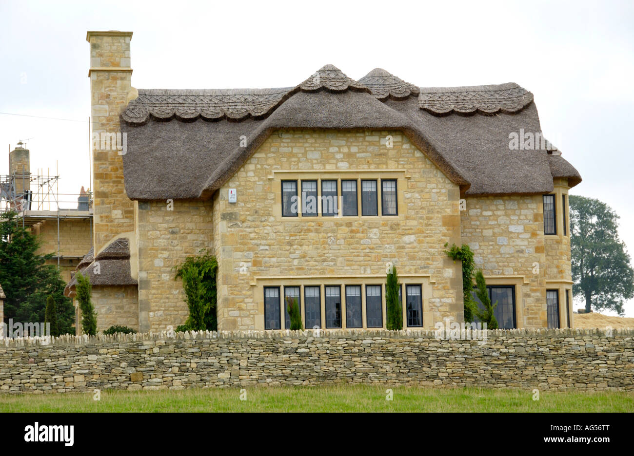 Modern thatched house in Cotswold village of Chipping Campden ...
