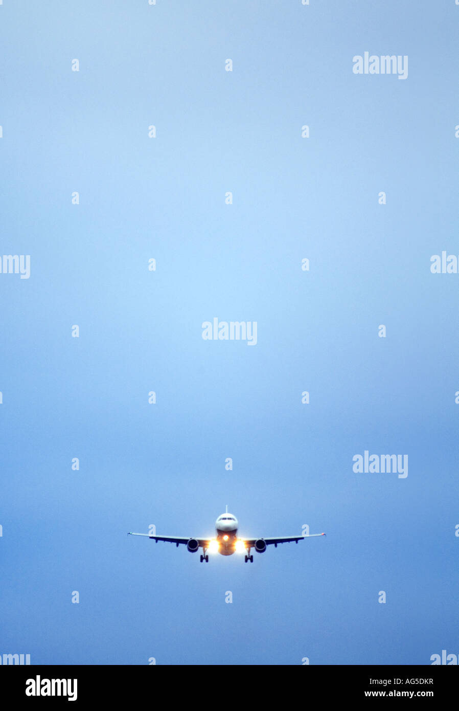 Airliner on final approach Stock Photo - Alamy