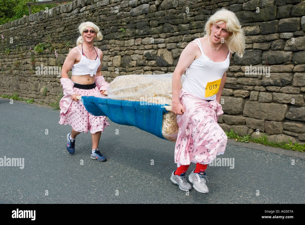 Runners in the 2006 Oxenhope Straw Race Stock Photo - Alamy