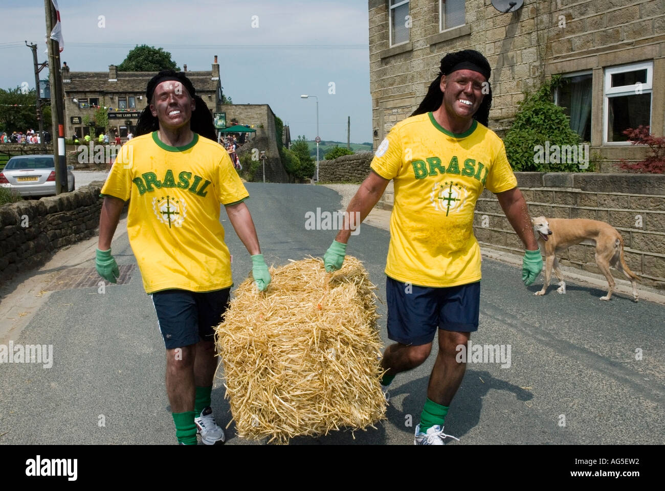 Runners in the 2006 Oxenhope Straw Race Stock Photo - Alamy