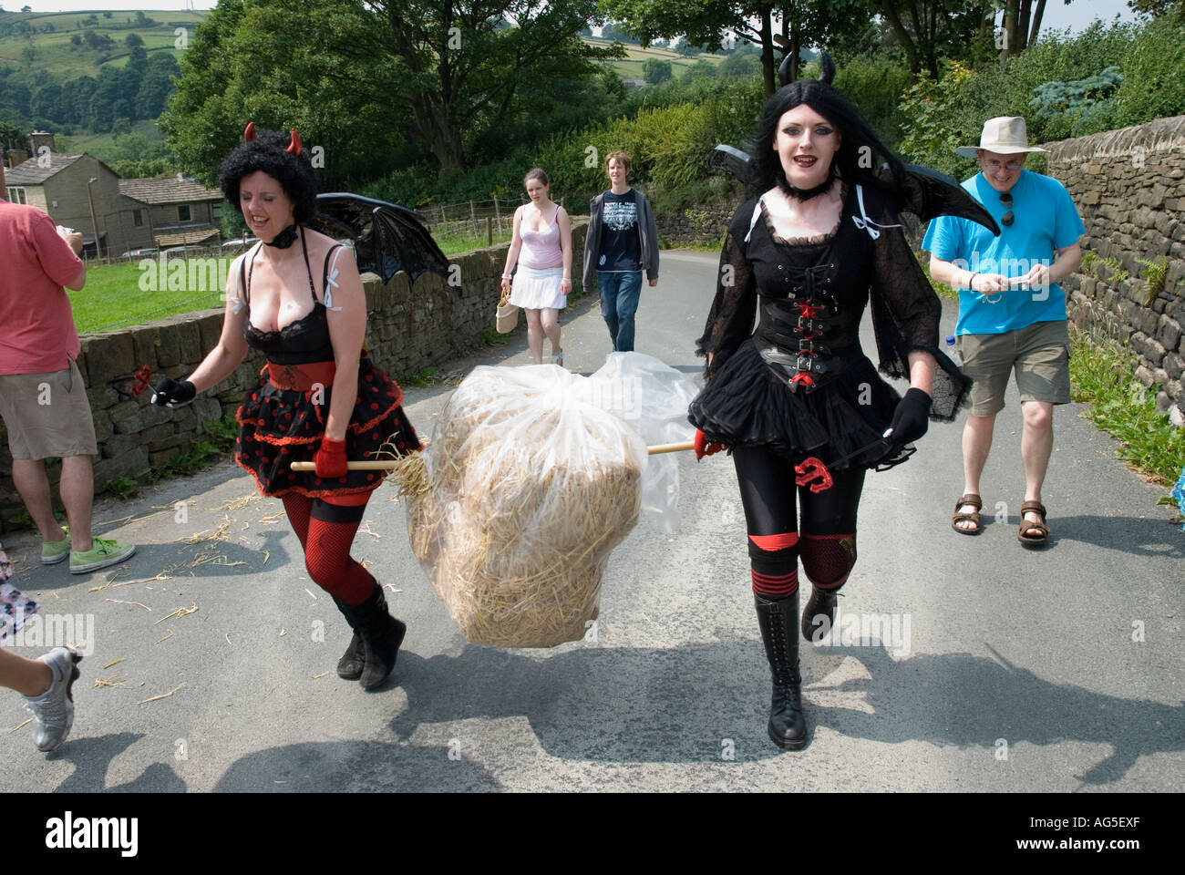 Runners in the 2006 Oxenhope Straw Race Stock Photo - Alamy