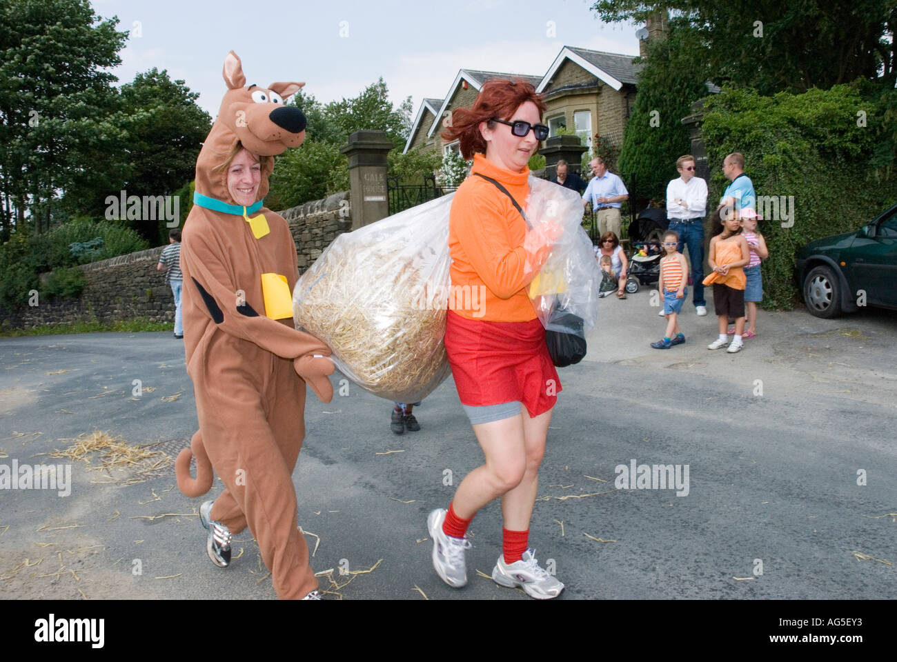 Runners in the 2006 Oxenhope Straw Race Stock Photo - Alamy