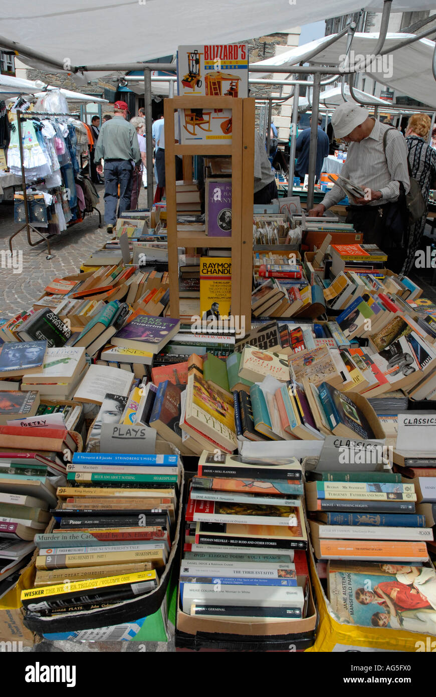 Man browsing second hand books at a market stall Stock Photo - Alamy