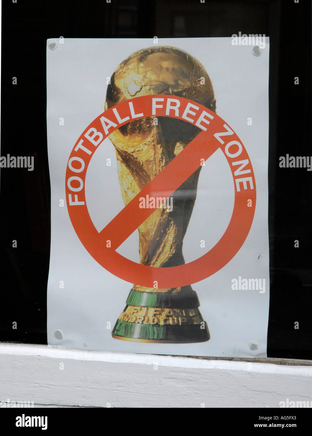 Football Free Zone sign in a pub window during the 2006 World Cup Stock ...