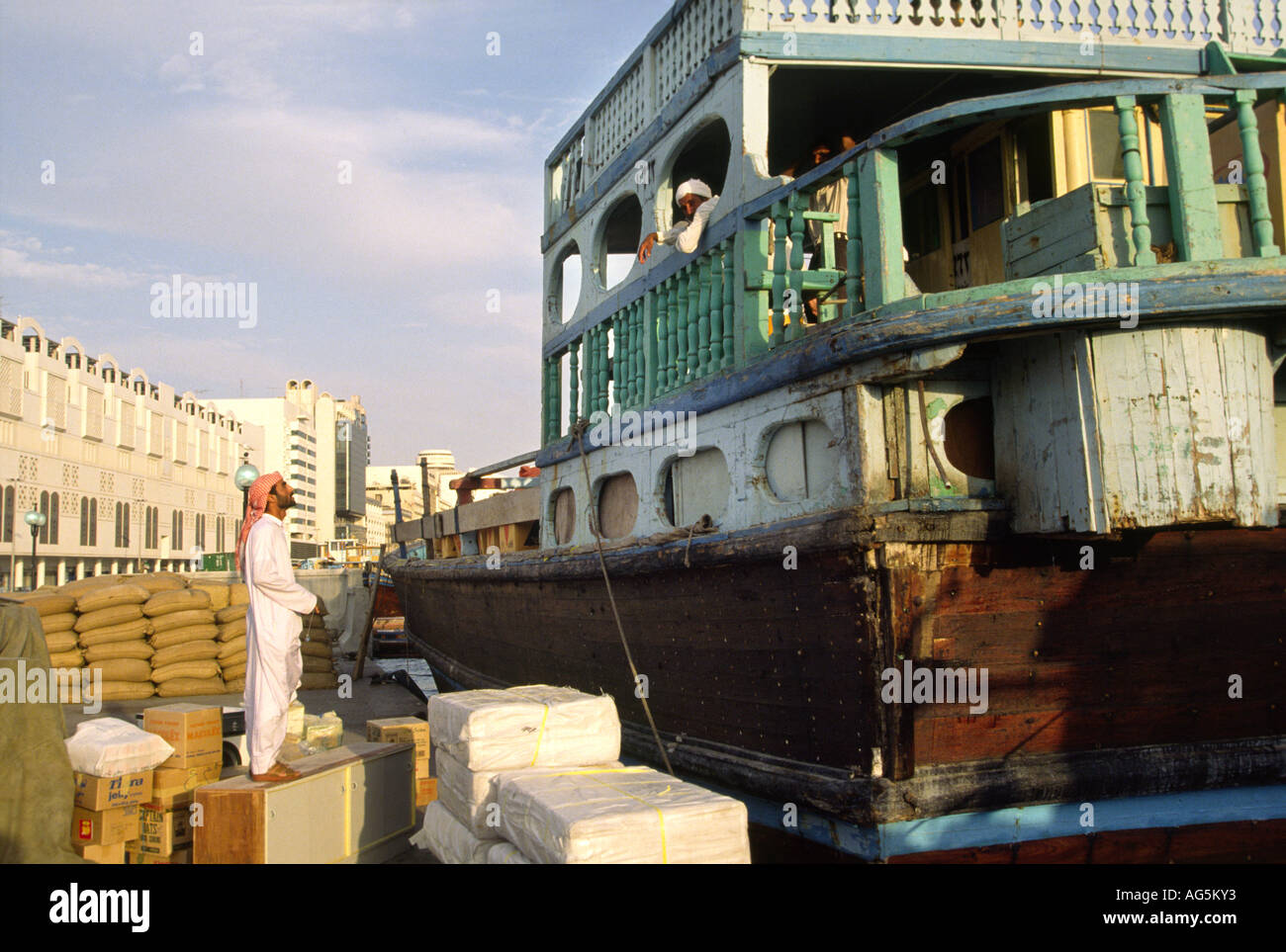 United Arab Emirates Dubai Arab seamen on cargo dhow Stock Photo - Alamy