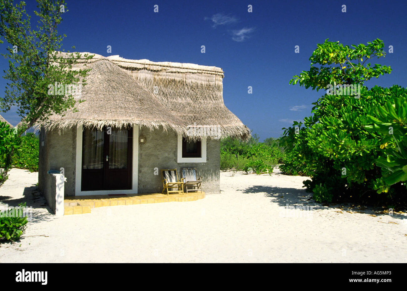 Maldives resort beach sand sandy thatch hi-res stock photography and ...