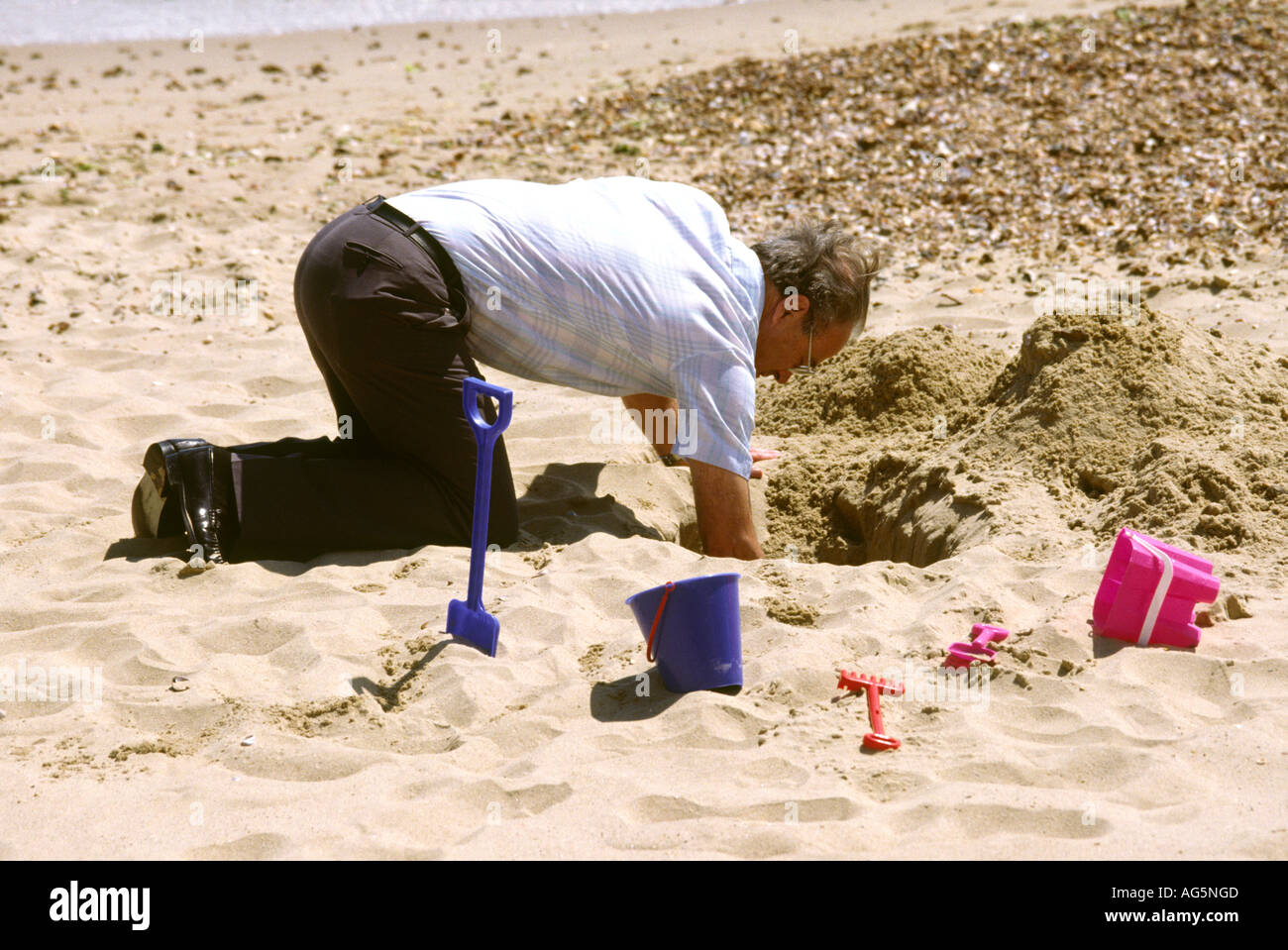 Fully clothed beach uk hi-res stock photography and images - Alamy