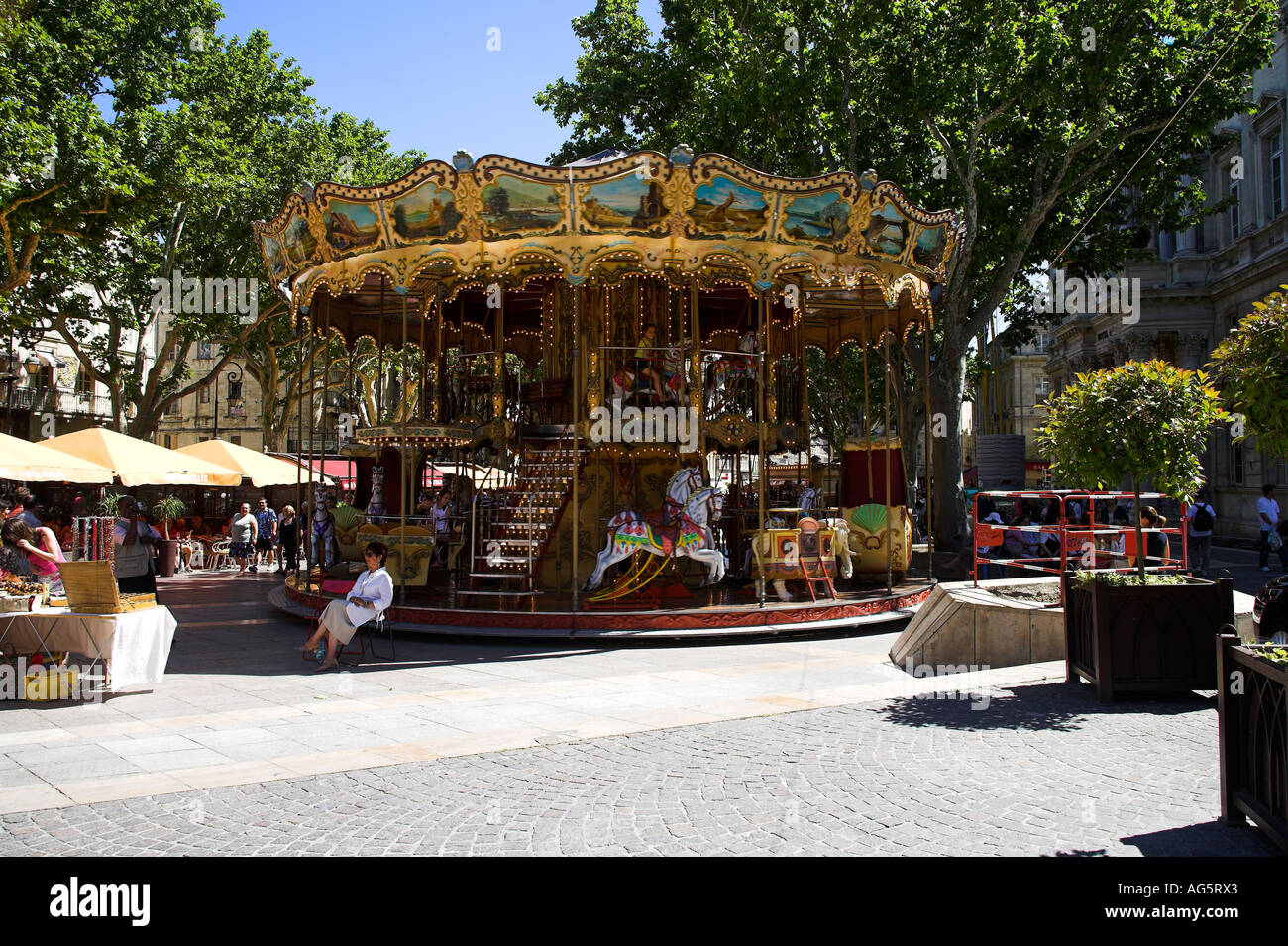 Avignon Karussell am Theater Place de l Horloge Stock Photo - Alamy