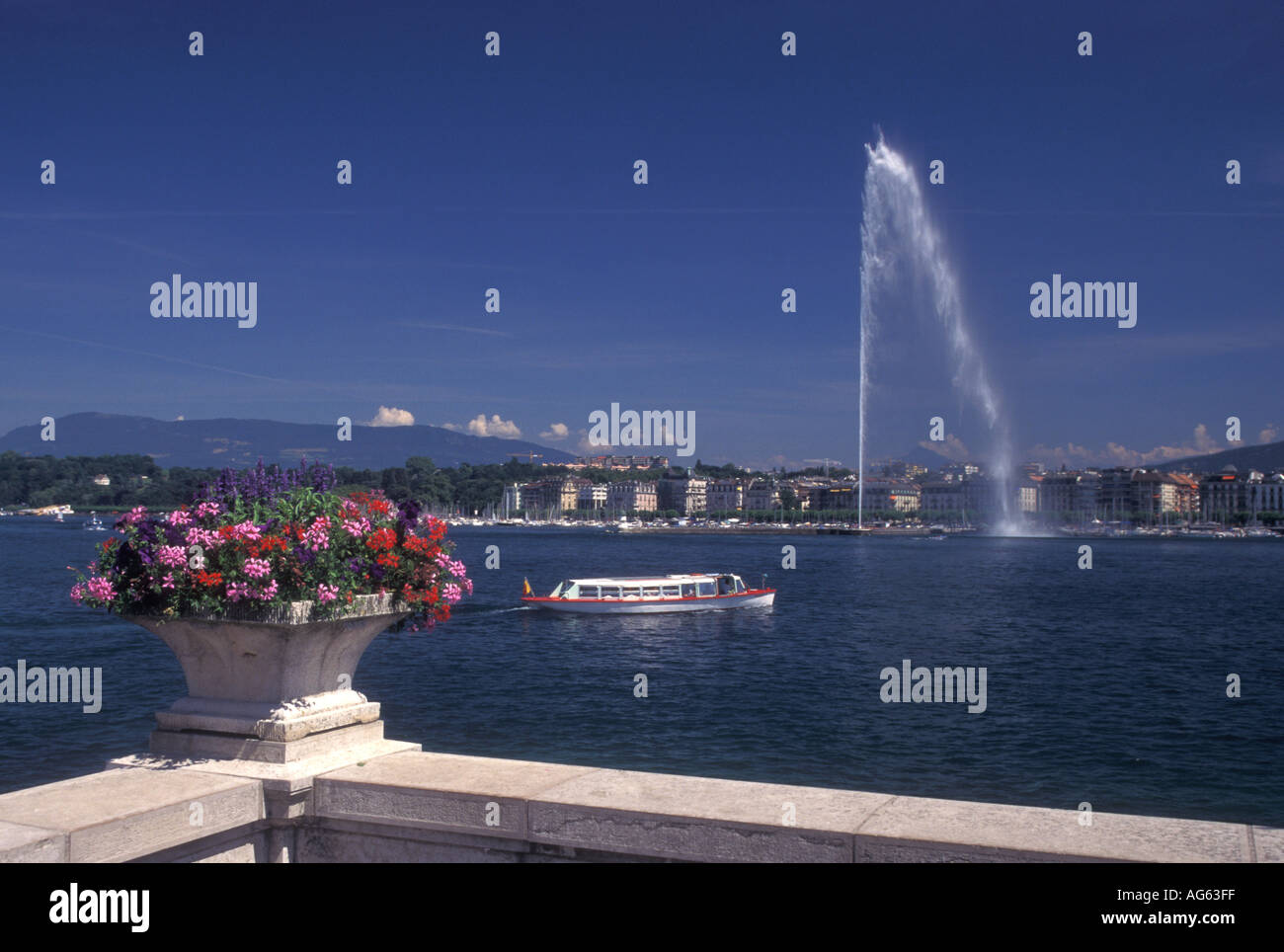Water taxi on lake geneva hi-res stock photography and images - Alamy