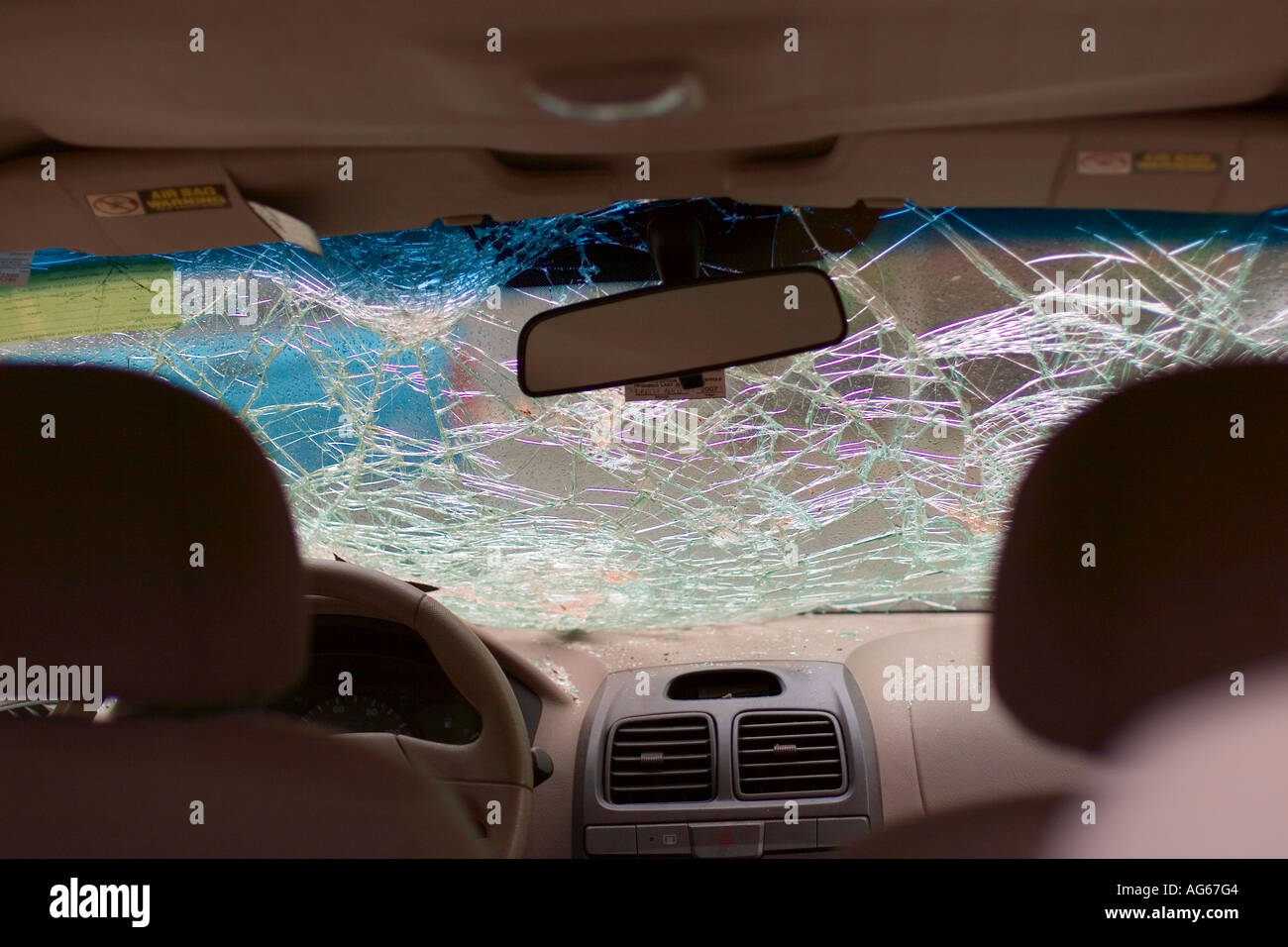 Shattered car windshield hi-res stock photography and images - Alamy