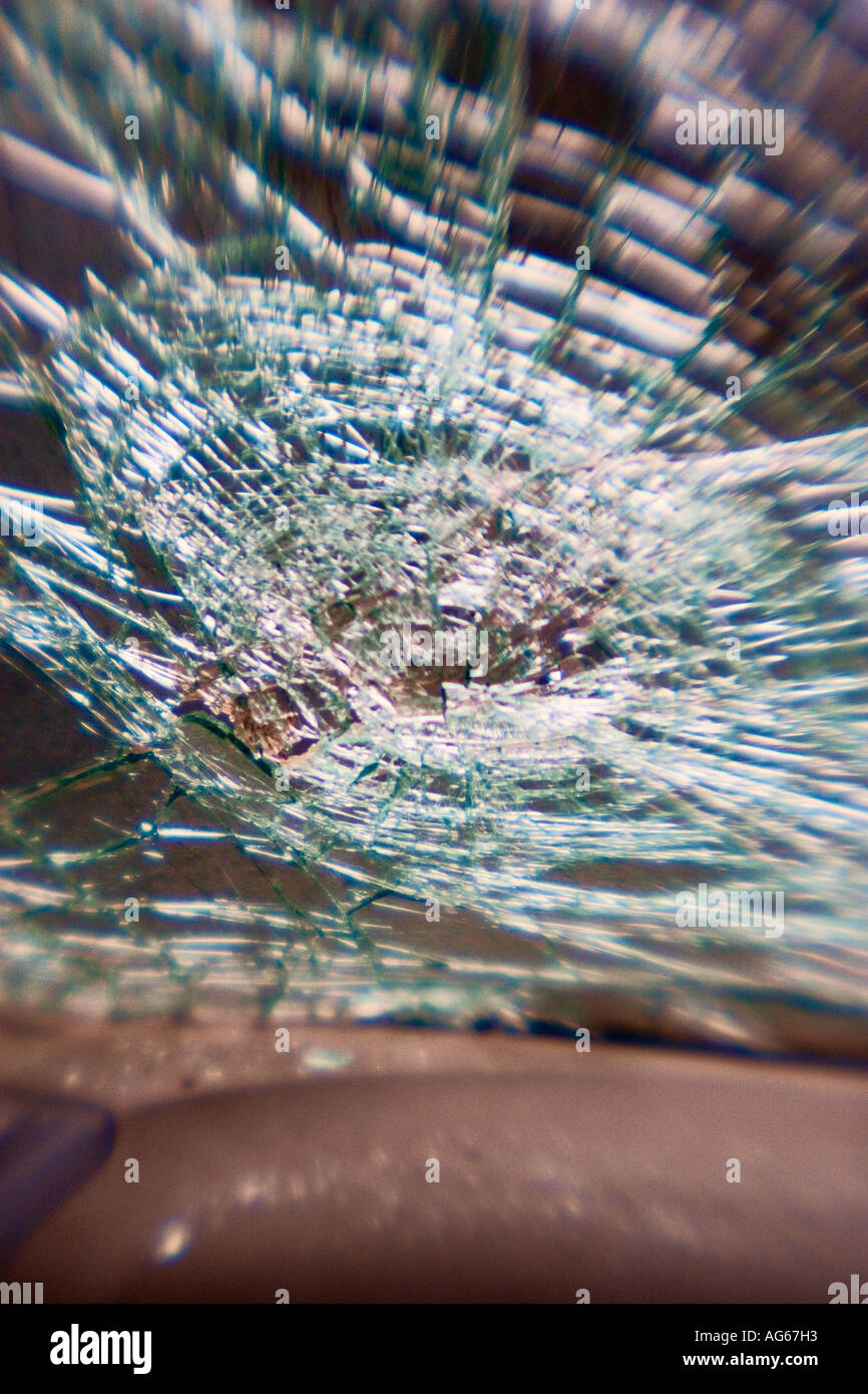 Shattered car windshield hi-res stock photography and images - Alamy