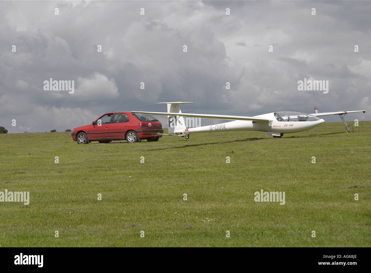 Glider tow plane hi-res stock photography and images - Alamy