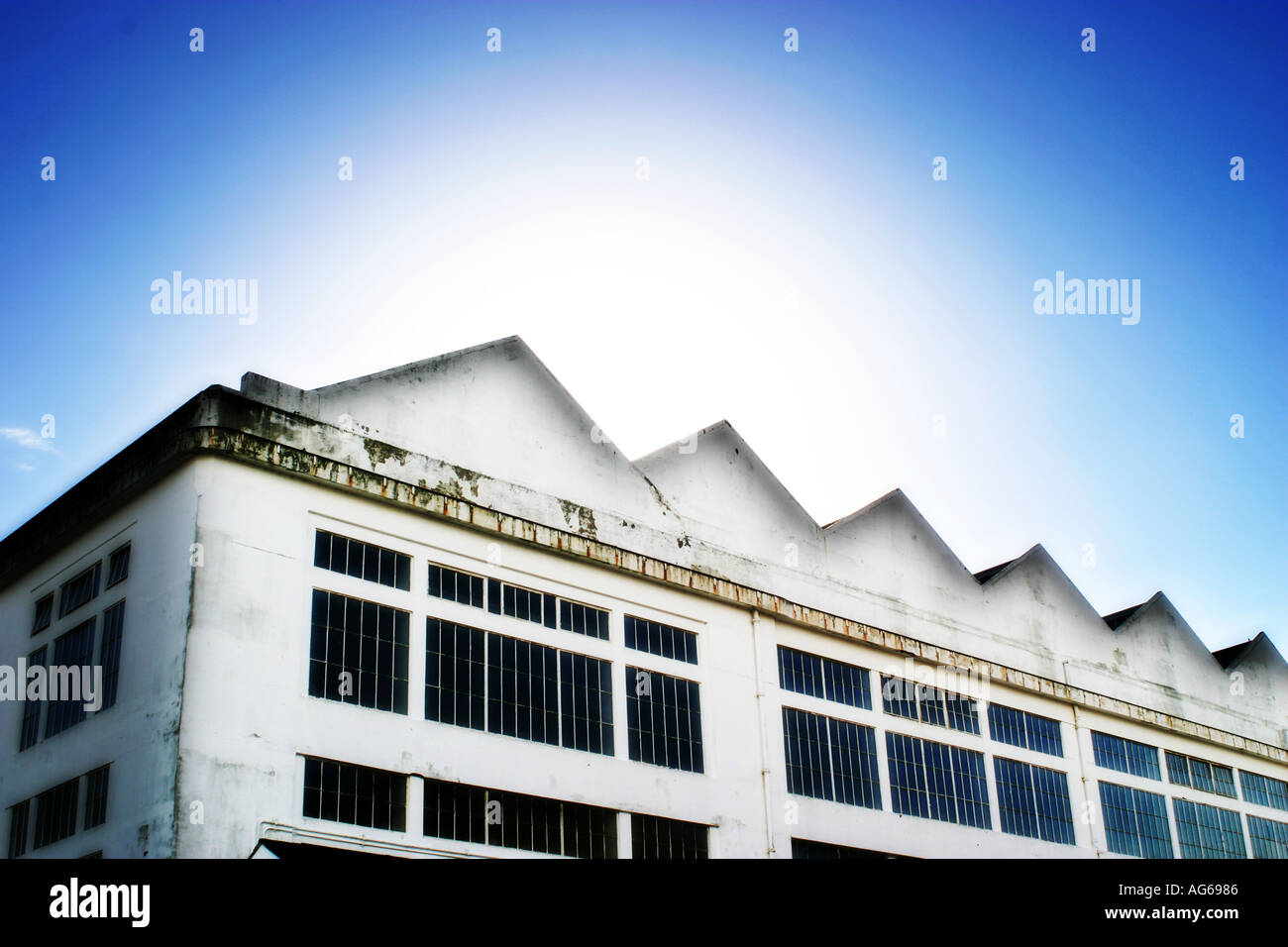 White warehouse building hi-res stock photography and images - Alamy