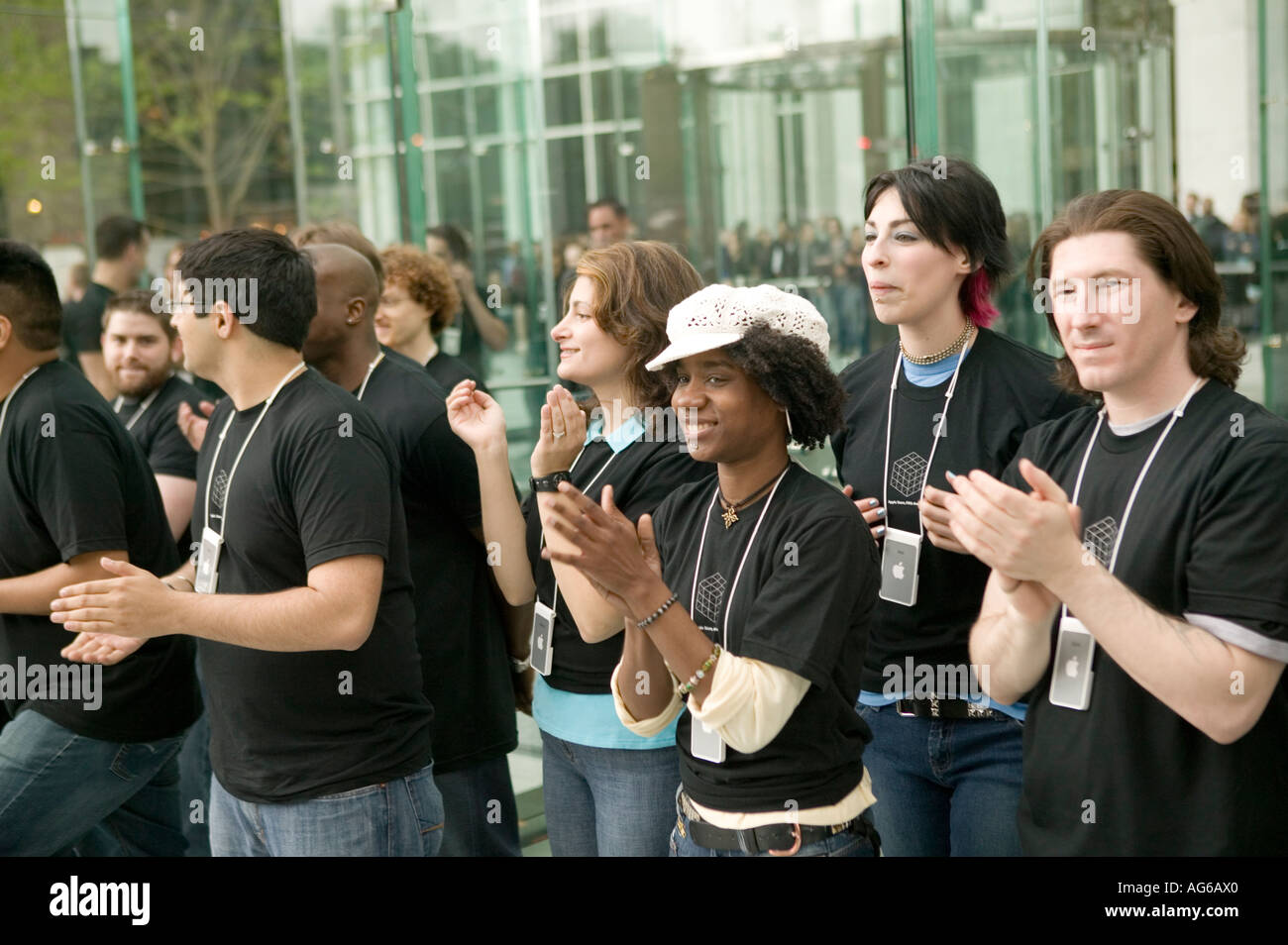 Apple employees cheer to welcome clients entering the Apple store cube ...