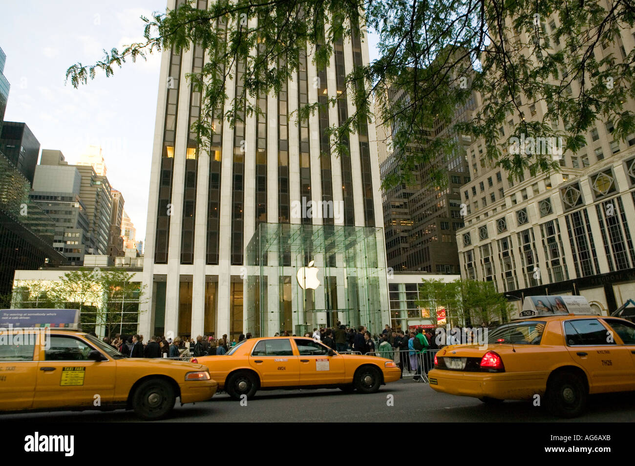 Yellow cabs pass the 5th Ave and 59th street glass cube Apple store in ...