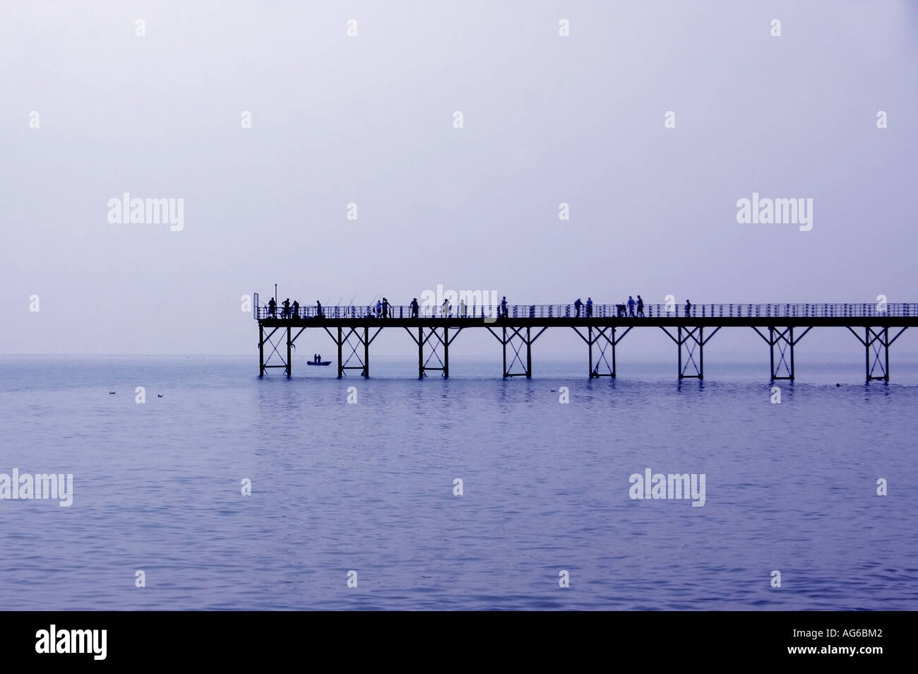 Bognor regis pier and fisherman hi-res stock photography and images - Alamy