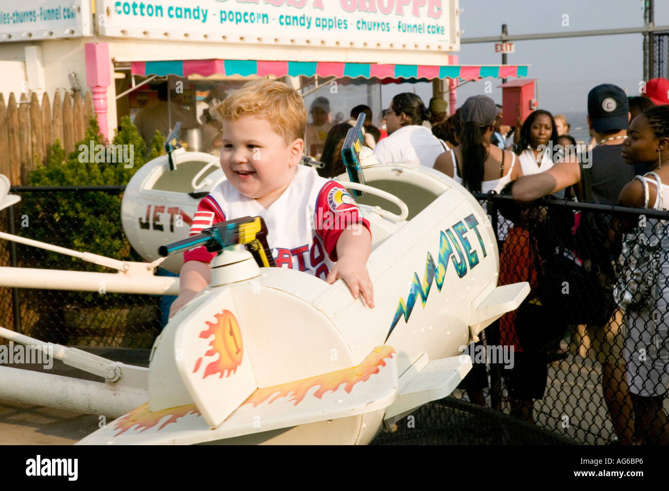 Rocket ship ride hi-res stock photography and images - Alamy