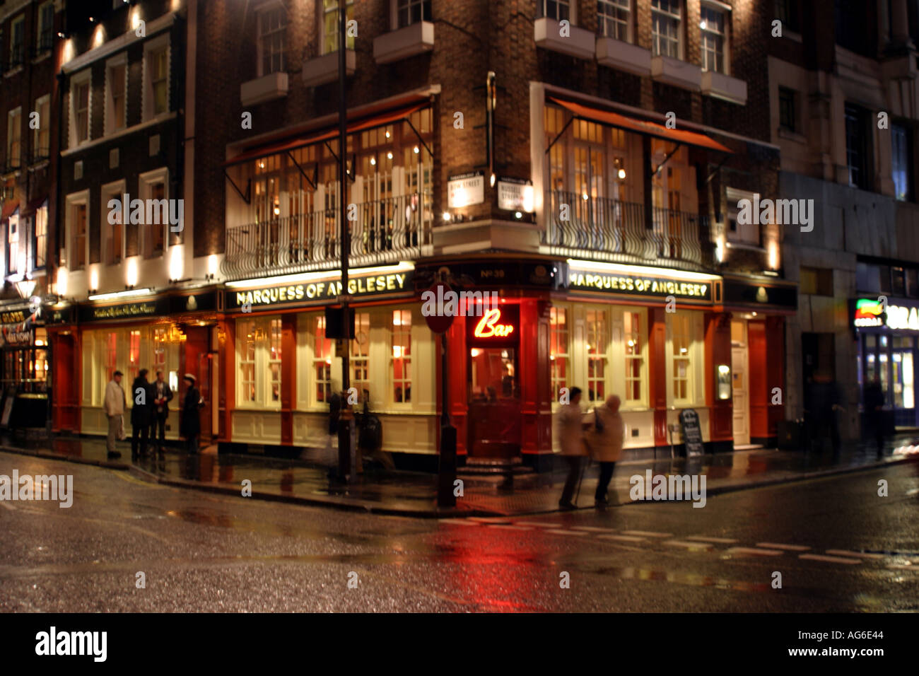 London pub exterior night hi-res stock photography and images - Alamy