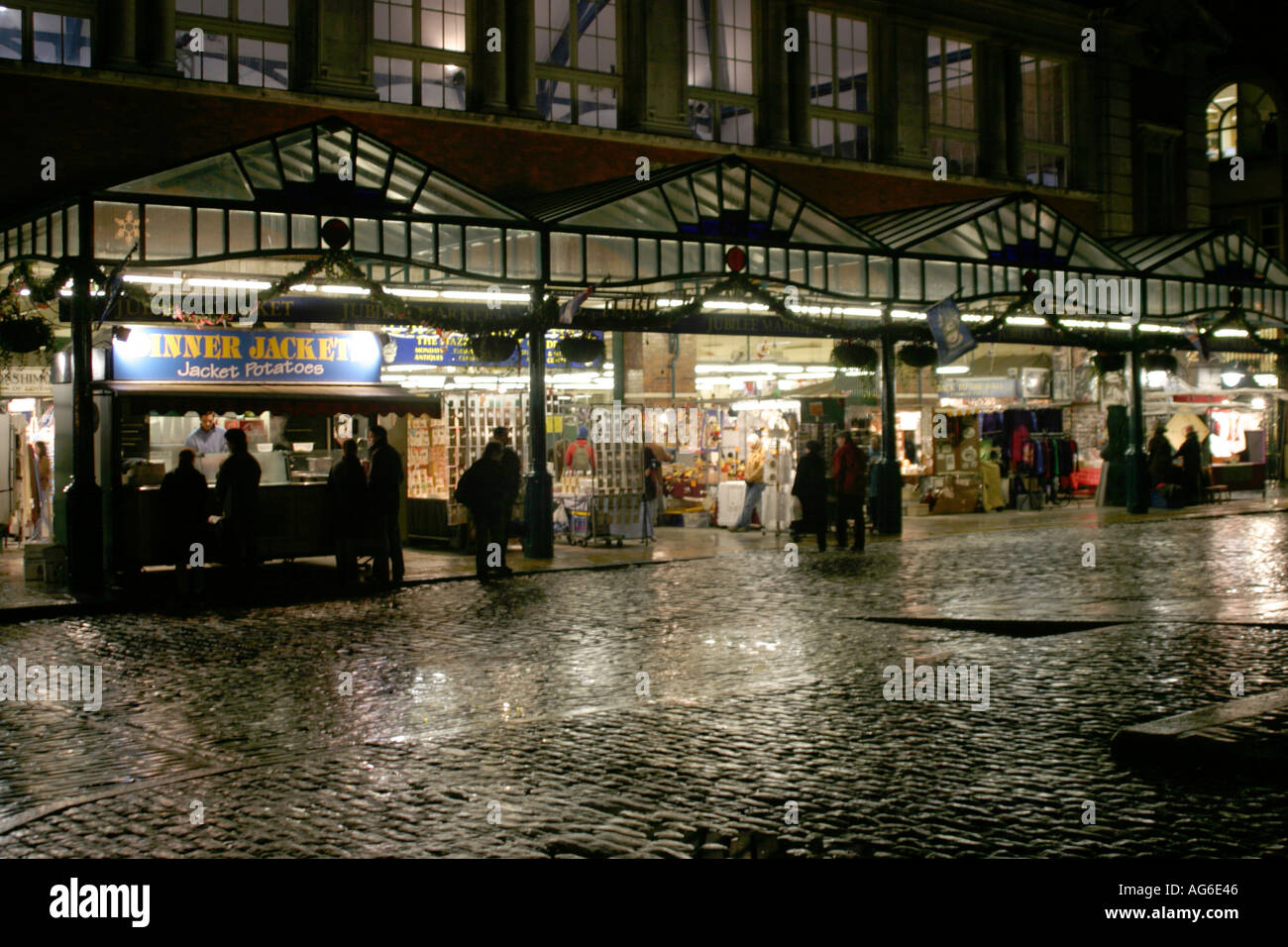 London street at night hi-res stock photography and images - Alamy