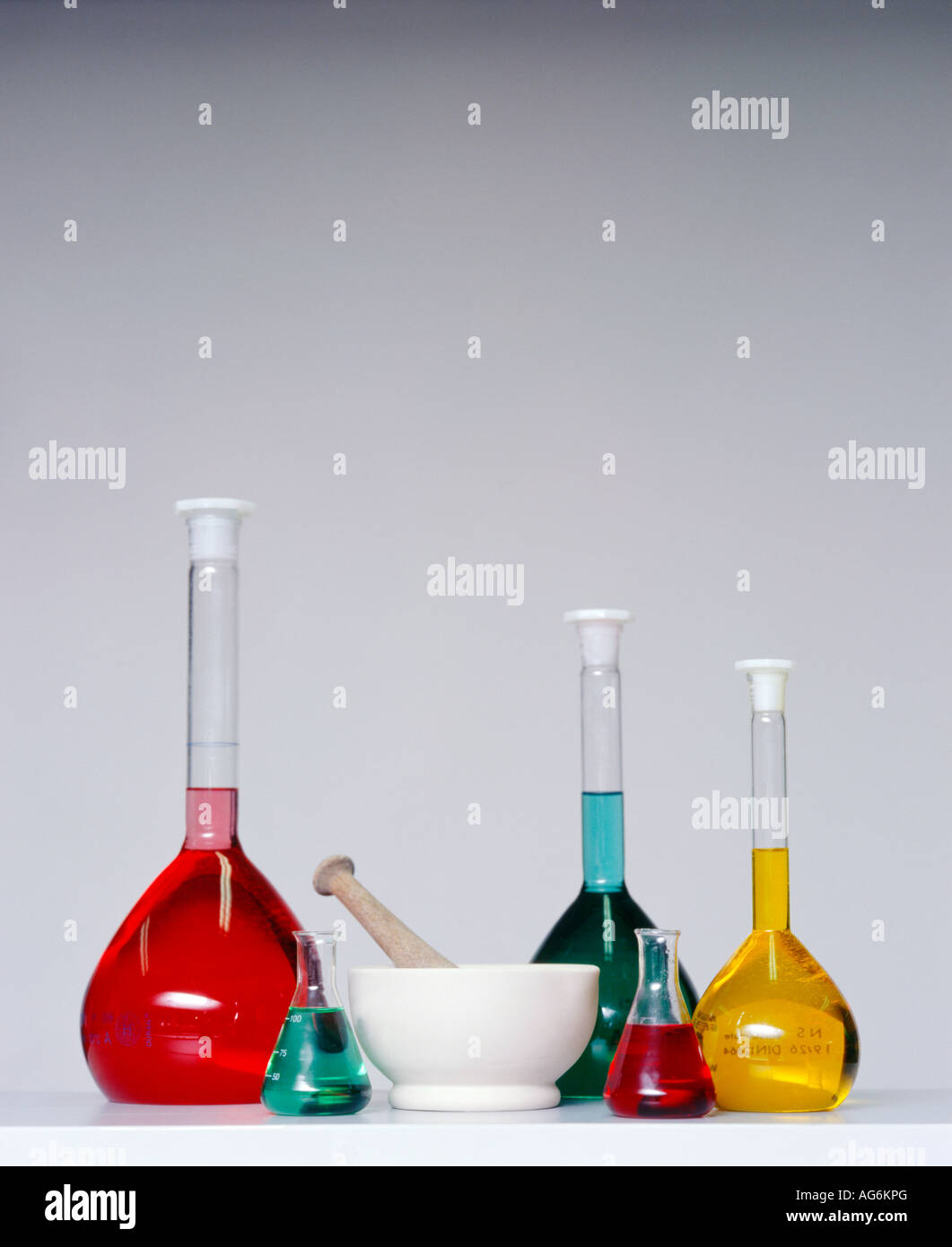 Collection of conical flasks hi-res stock photography and images - Alamy