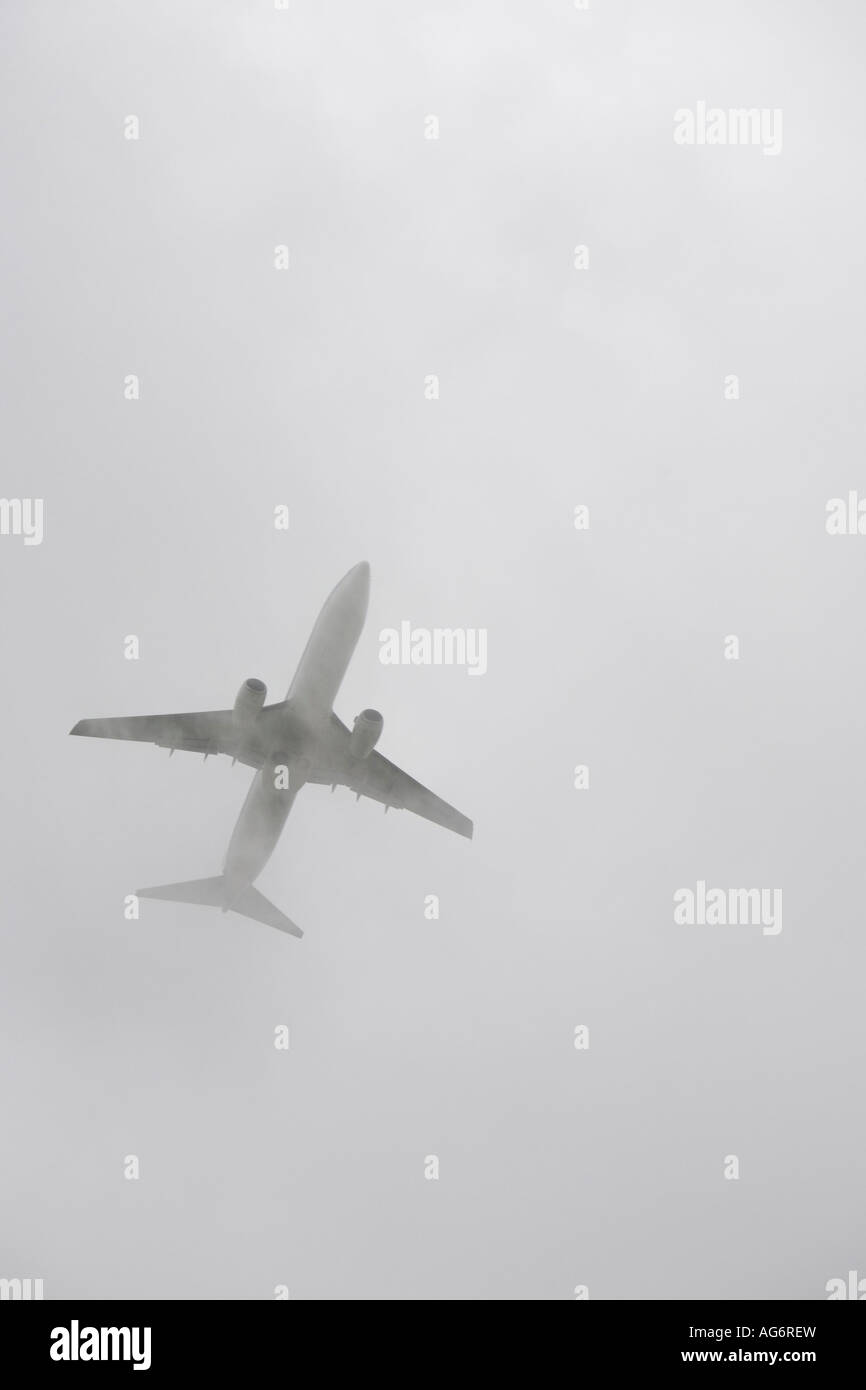 Fog heathrow airport hi-res stock photography and images - Alamy