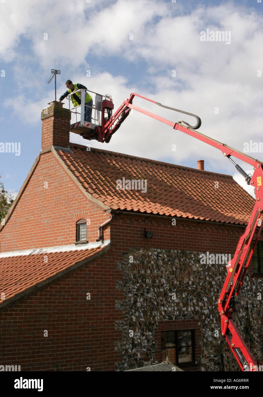 Man cherry picker high up hi-res stock photography and images - Alamy