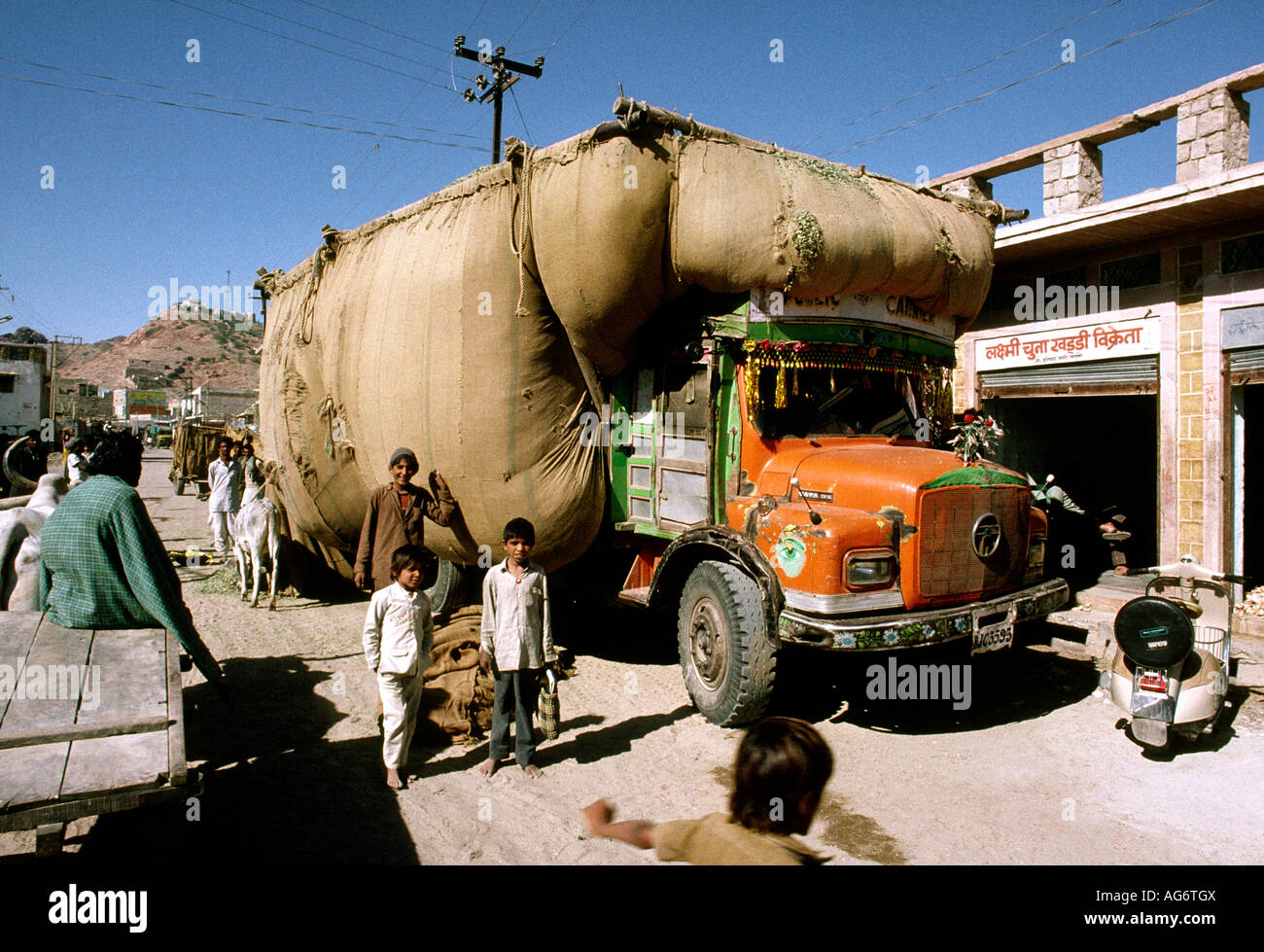 Overloaded indian truck hi-res stock photography and images - Alamy