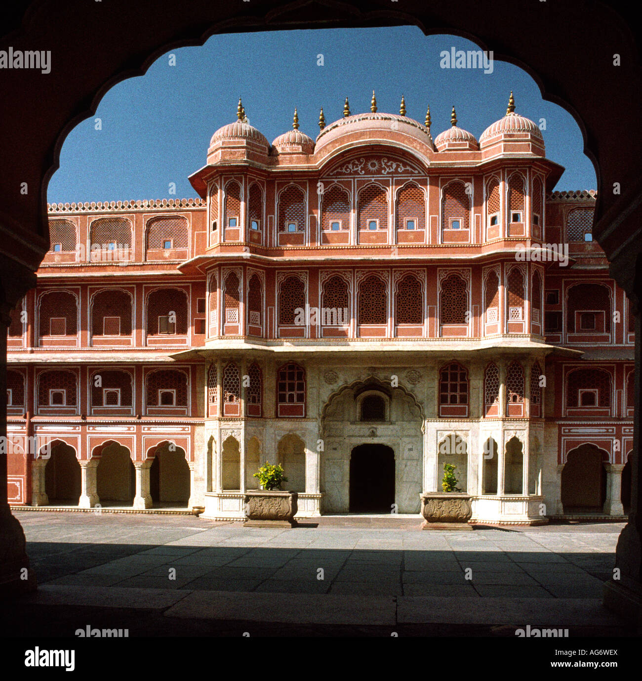 India Rajasthan Jaipur City Palace through arch Stock Photo - Alamy
