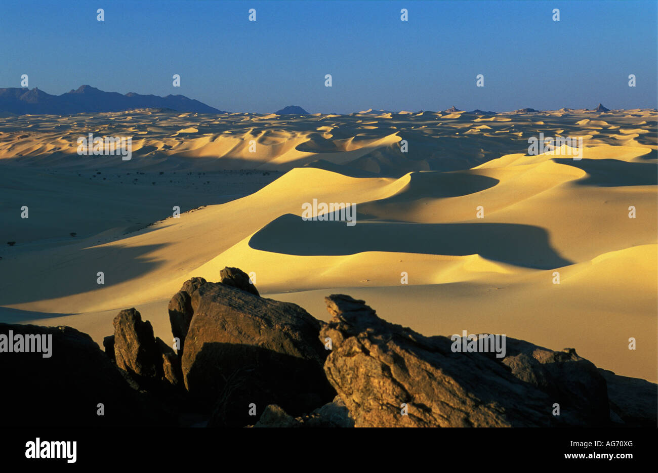 Niger near Agadez Sand dunes in desert Stock Photo - Alamy