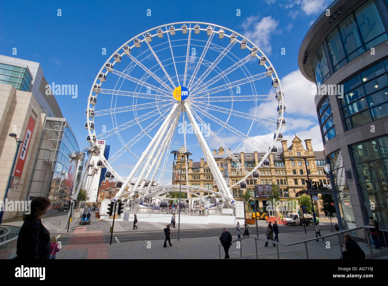 Manchester wheel in Triangle shopping area Stock Photo - Alamy