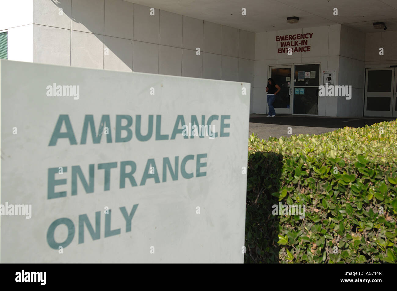 Emergency room ambulance entrance only hi-res stock photography and ...
