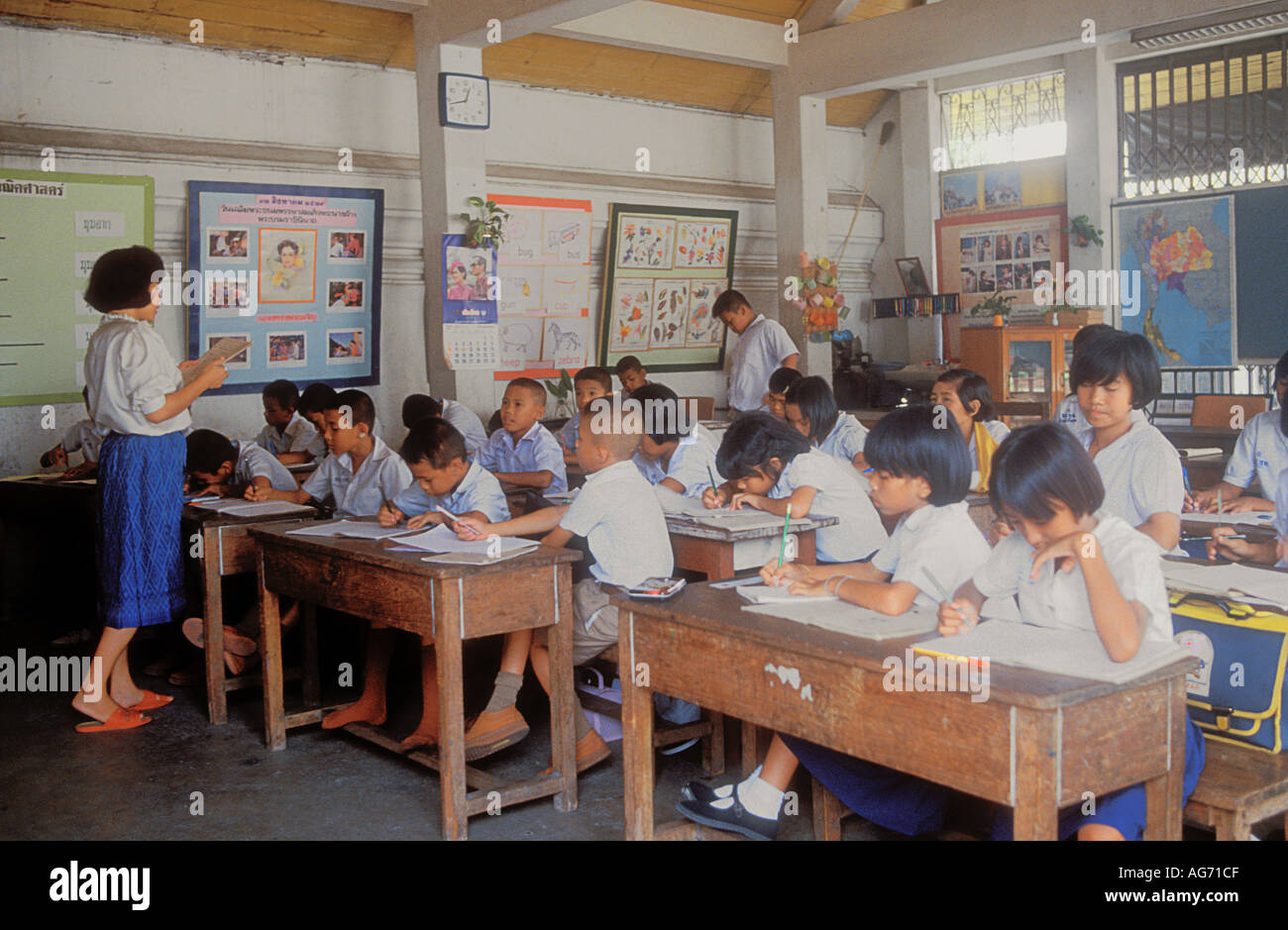 Thai children and teacher in a classroom at Wat Po School Bangkok ...