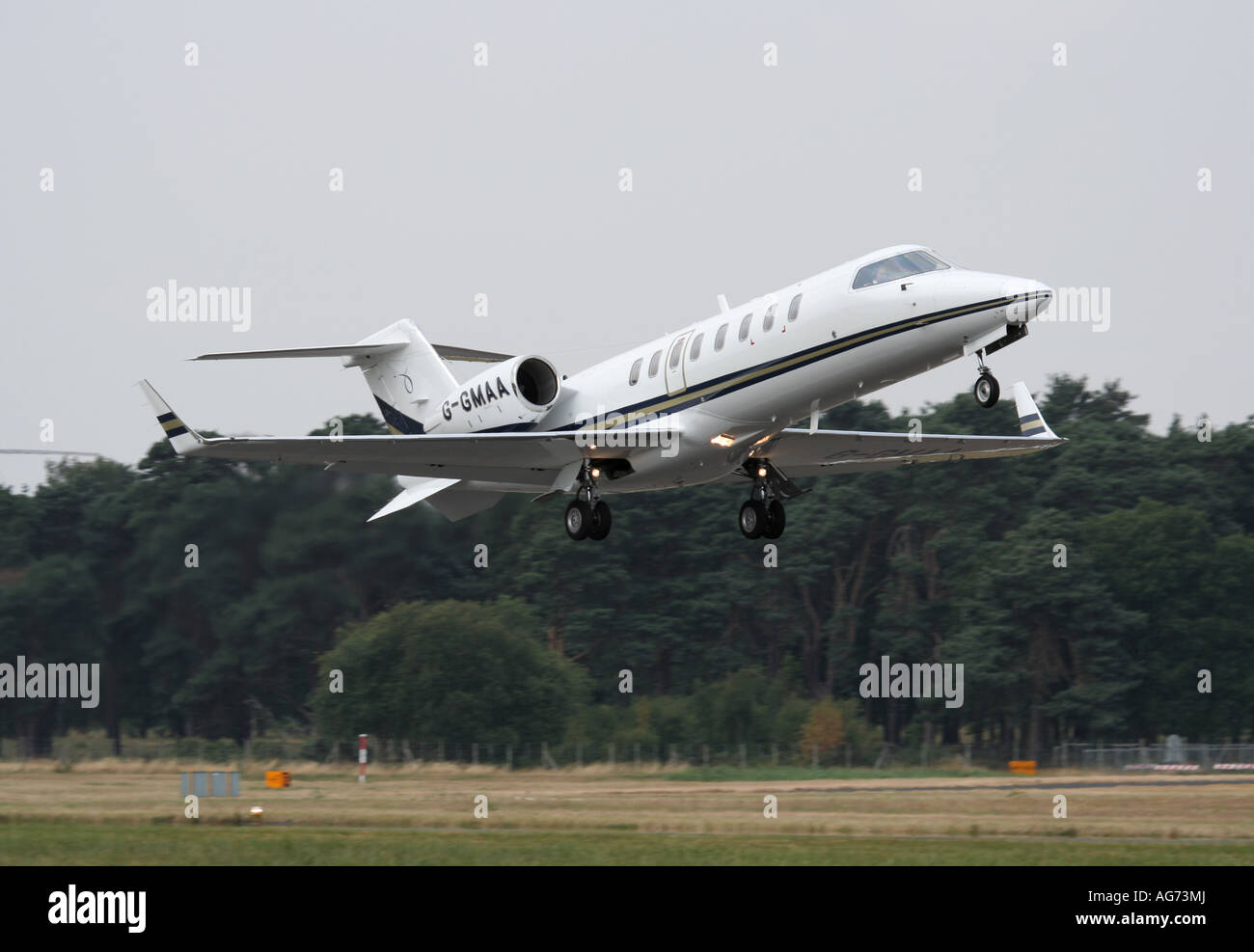 Lear jet hi-res stock photography and images - Alamy