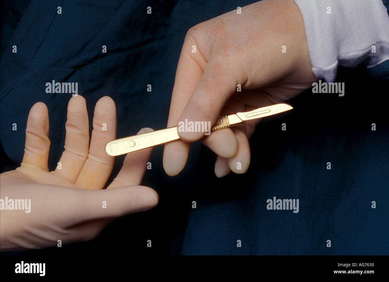 hands passing a scalpel 1825 Stock Photo - Alamy
