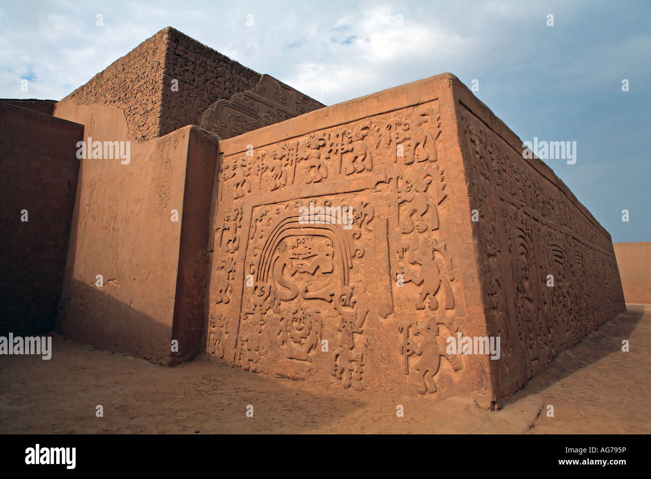La Huaca Arco Iris Huaca del Dragón (Rainbow Temple) Trujillo Peru ...