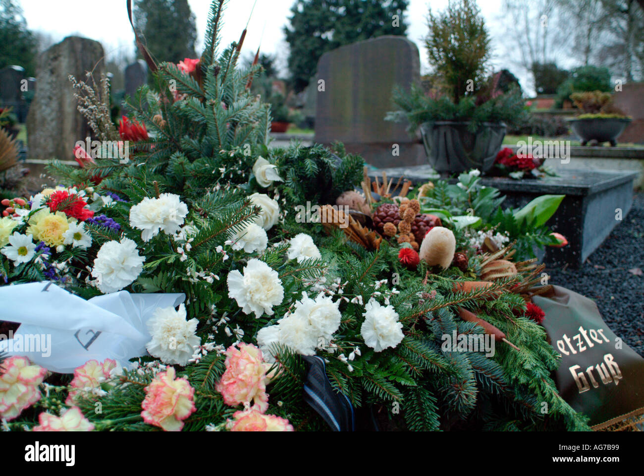 fresh grave with flowers and farewell greetings Stock Photo - Alamy