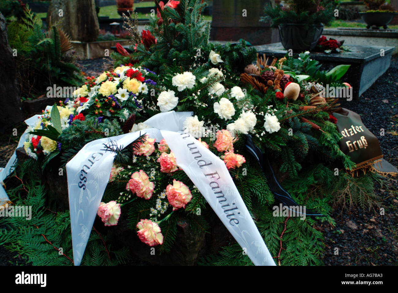 fresh grave with flowers and farewell greetings Stock Photo - Alamy