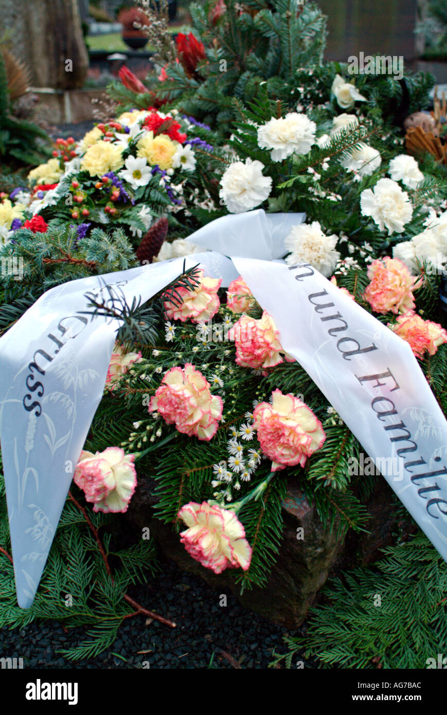 fresh grave with flowers and farewell greetings Stock Photo - Alamy