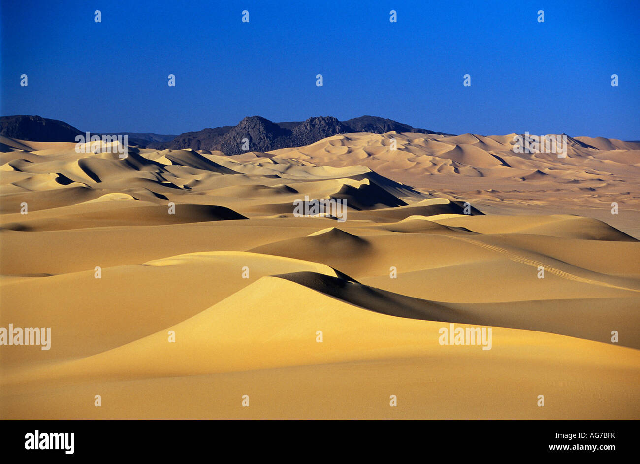 Niger near Agadez Sand dune with mountain in background Stock Photo - Alamy