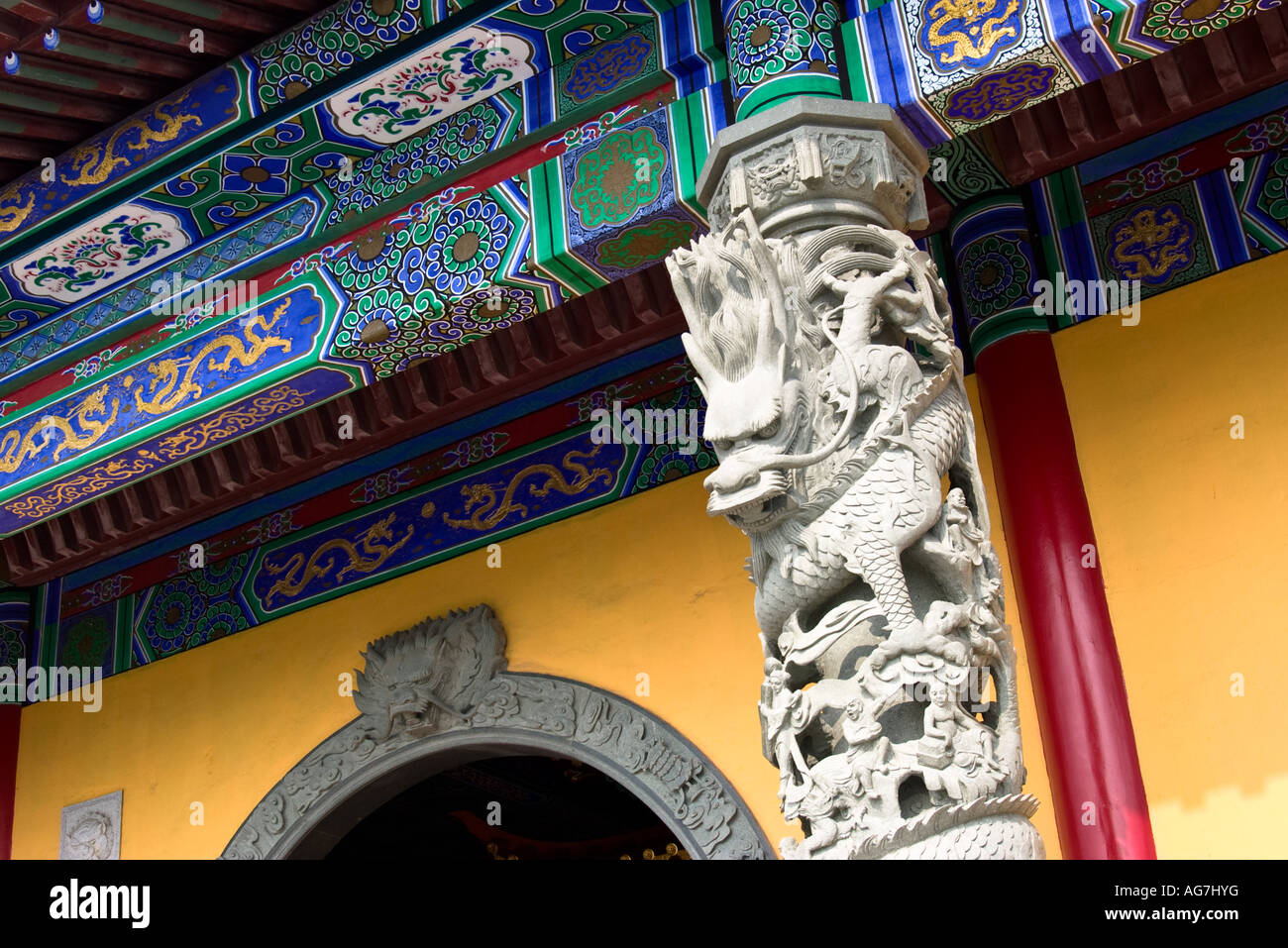 Traditional chinese architecture dragon hi-res stock photography and ...