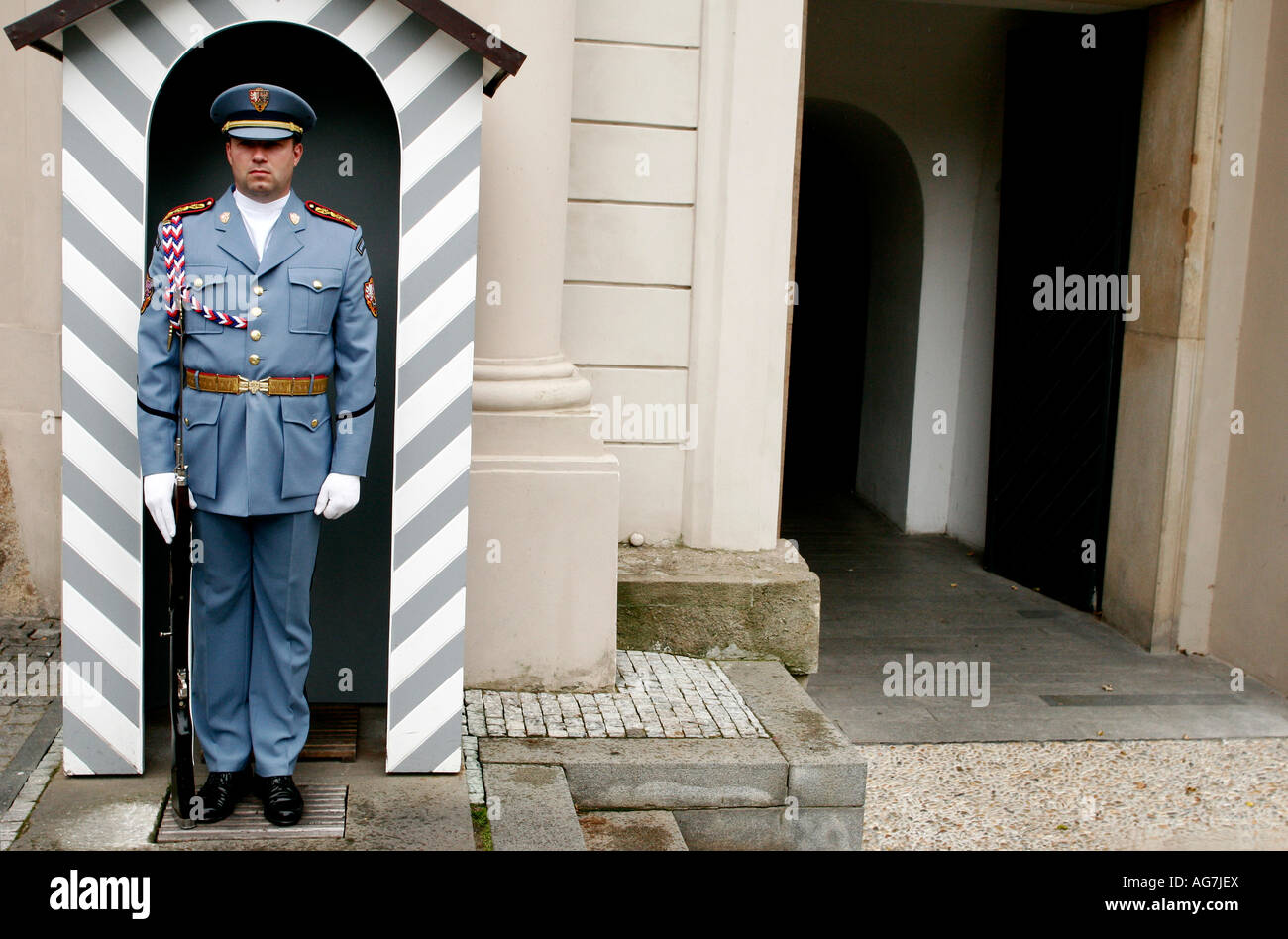 Gaurd at the gates of Prague Castle Stock Photo - Alamy