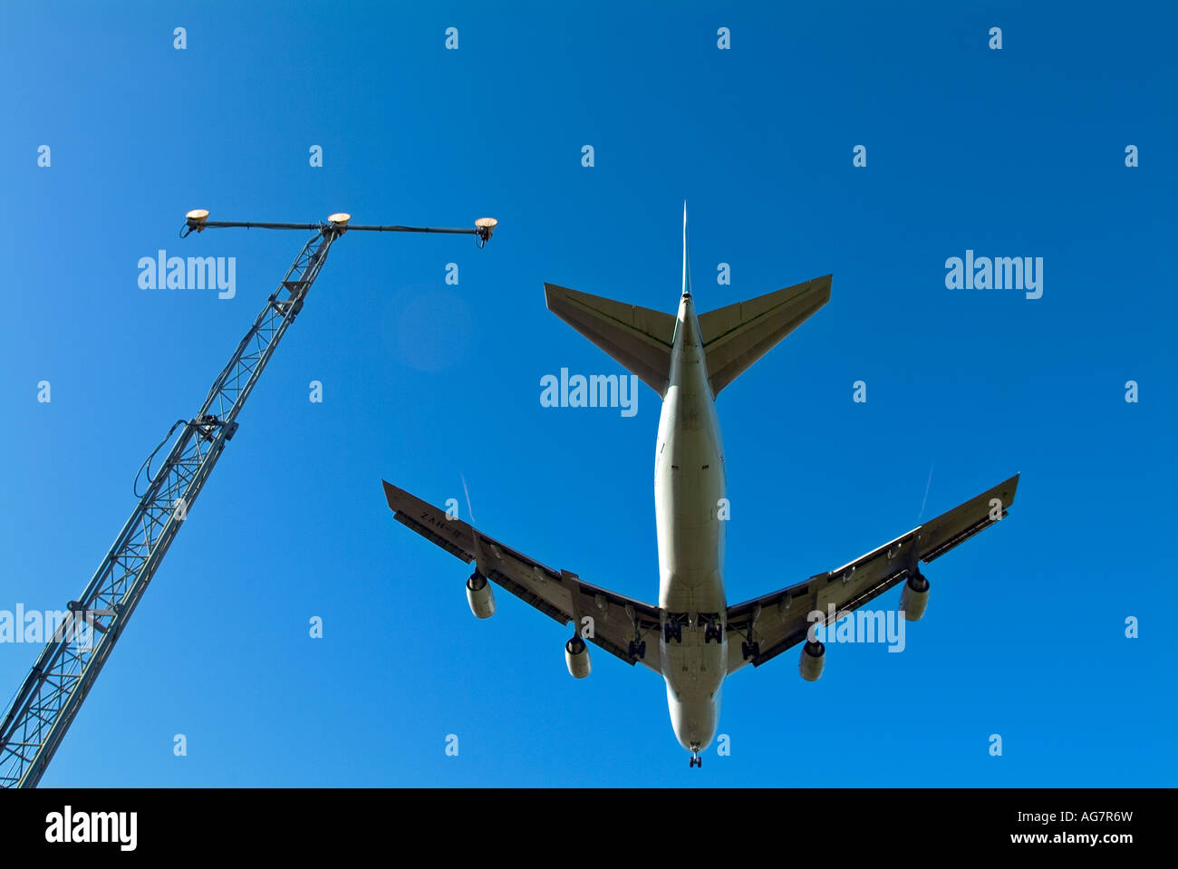 Boeing 747 Jumbo jet flying overhead Stock Photo - Alamy