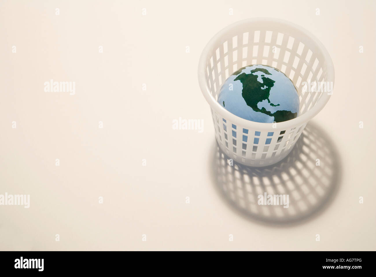 Trashbin hi-res stock photography and images - Alamy