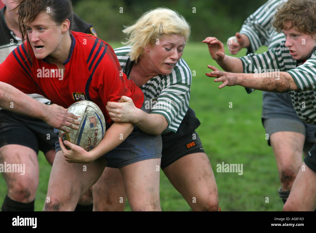 Female rugby players in action hi-res stock photography and images - Alamy