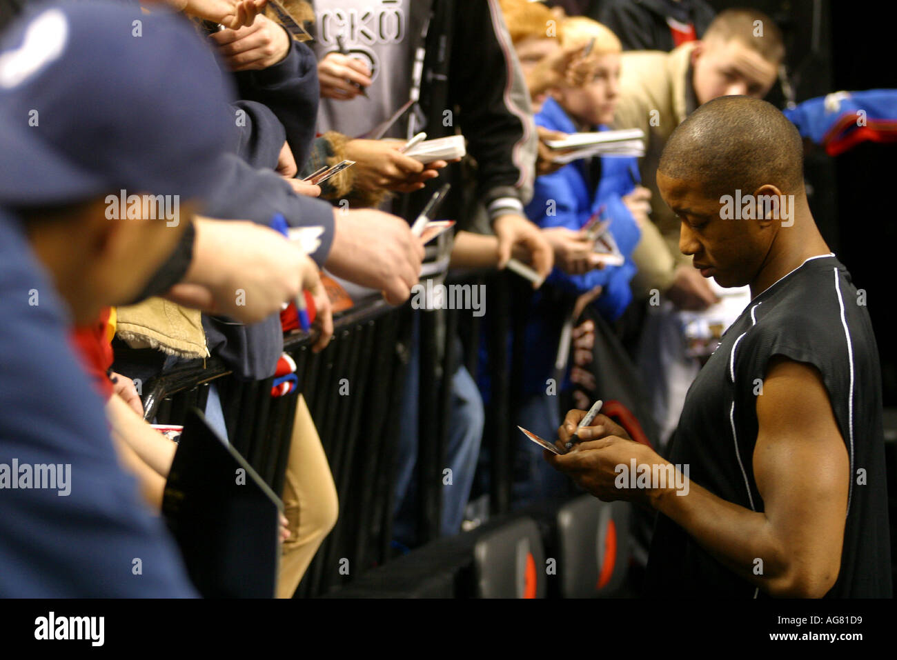 Eric Snow of the Philadelphia 76ers NBA basketball team signs ...