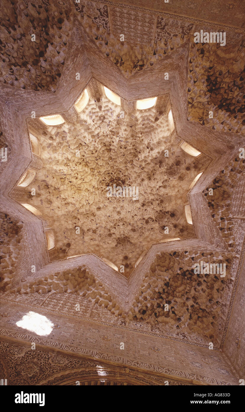 The dazzlingly decorated ceiling in the Alhambra palace Granada ...