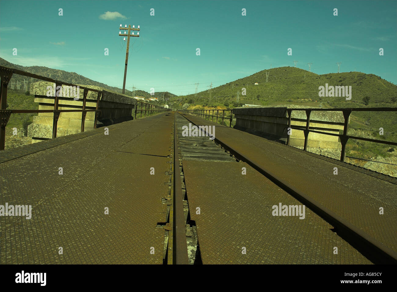 old bridge railroad tracks Stock Photo - Alamy