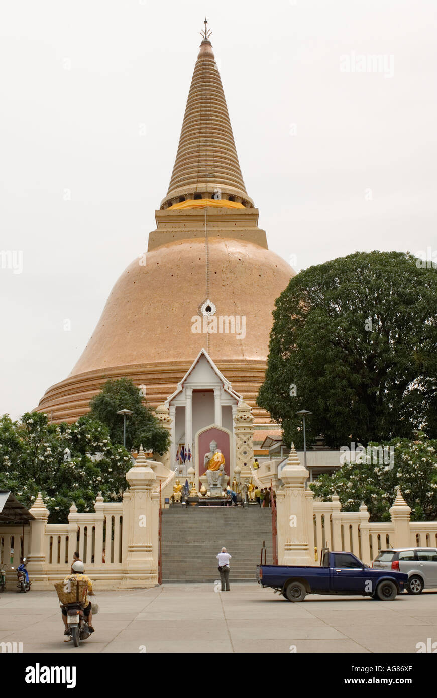 Phra pathom chedi largest hi-res stock photography and images - Alamy