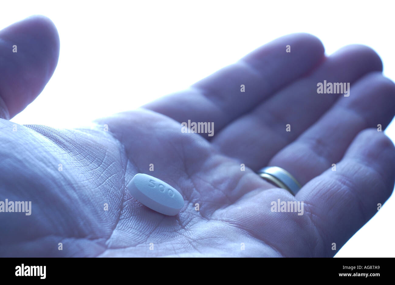 Hand with single pill Stock Photo - Alamy