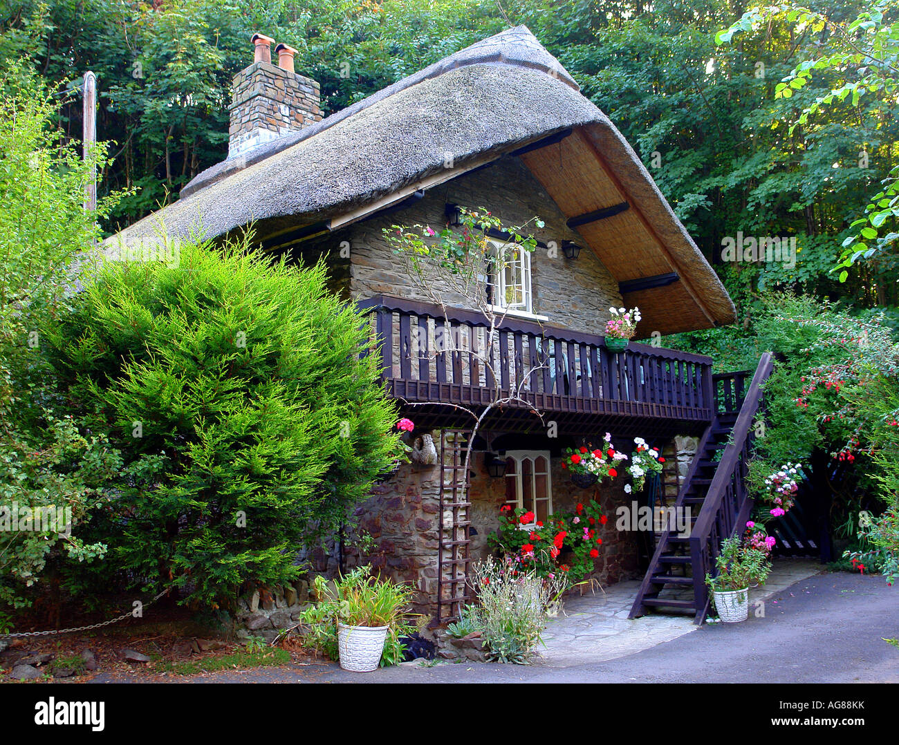 Thatched Cottage Lynton Devon Stock Photo - Alamy
